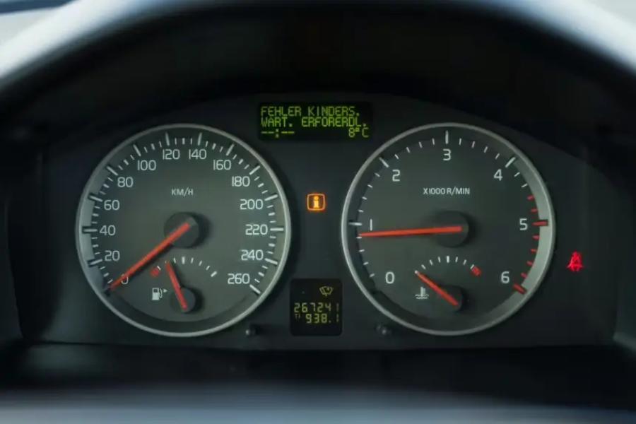 Grey Volvo V50 2006 in Liepaja, with an engine capacity of 2.00 L and mileage of 267 thousand km for 2750 €, photo 18 on AUTOMOTO.COM.LV