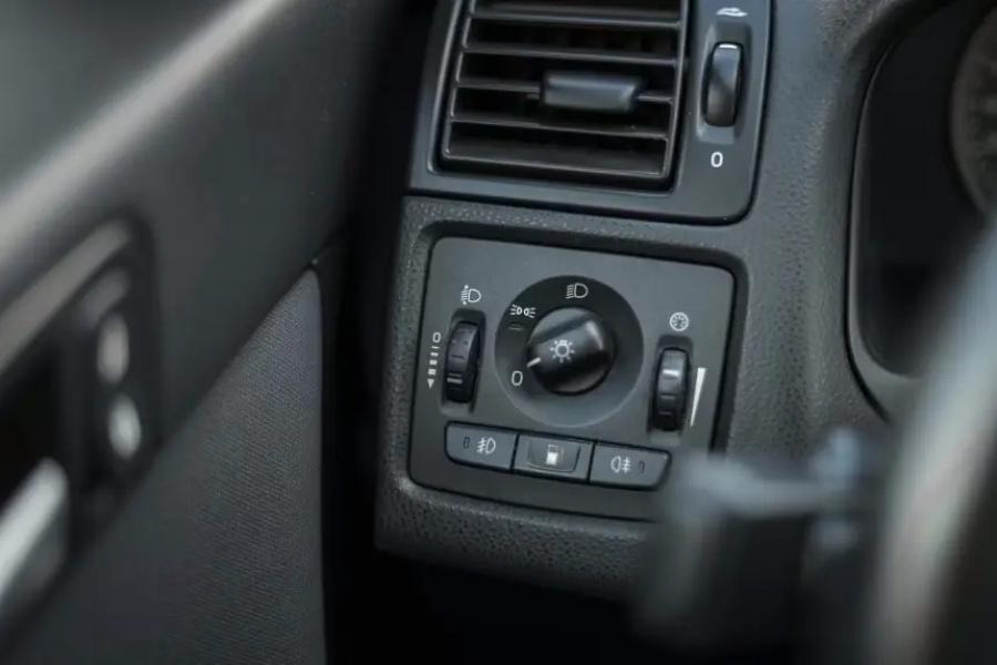 Grey Volvo V50 2006 in Liepaja, with an engine capacity of 2.00 L and mileage of 267 thousand km for 2750 €, photo 25 on AUTOMOTO.COM.LV