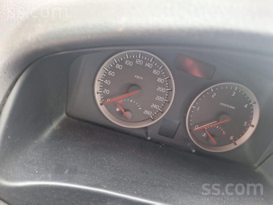 Pelēks Volvo V50 2005 Rīga, ar dzinēja tilpumu 2.00 L un nobraukumu 450 tūkst. km par 1800 €, foto 3 vietnē AUTOMOTO.COM.LV
