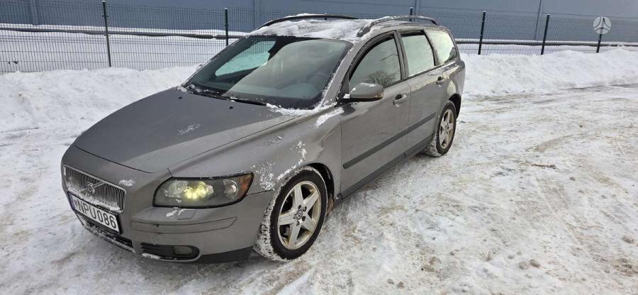 Pelēks Volvo V50 2004 Viļņa, ar dzinēja tilpumu 2.40 L un nobraukumu 400 tūkst. km par 1500 €, foto 1 vietnē AUTOMOTO.COM.LV