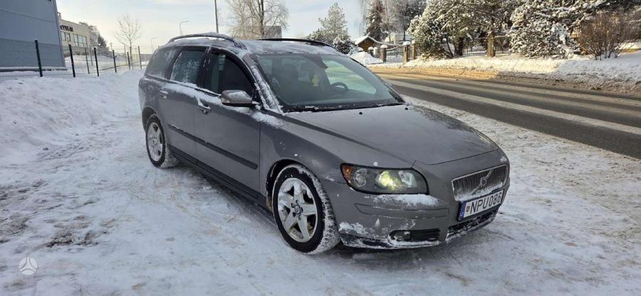 Pelēks Volvo V50 2004 Viļņa, ar dzinēja tilpumu 2.40 L un nobraukumu 400 tūkst. km par 1500 €, foto 3 vietnē AUTOMOTO.COM.LV