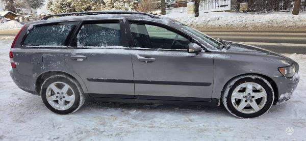 Pelēks Volvo V50 2004 Viļņa, ar dzinēja tilpumu 2.40 L un nobraukumu 400 tūkst. km par 1500 €, foto 4 vietnē AUTOMOTO.COM.LV