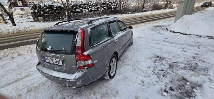 Pelēks Volvo V50 2004 Viļņa, ar dzinēja tilpumu 2.40 L un nobraukumu 400 tūkst. km par 1500 €, foto 5 vietnē AUTOMOTO.COM.LV