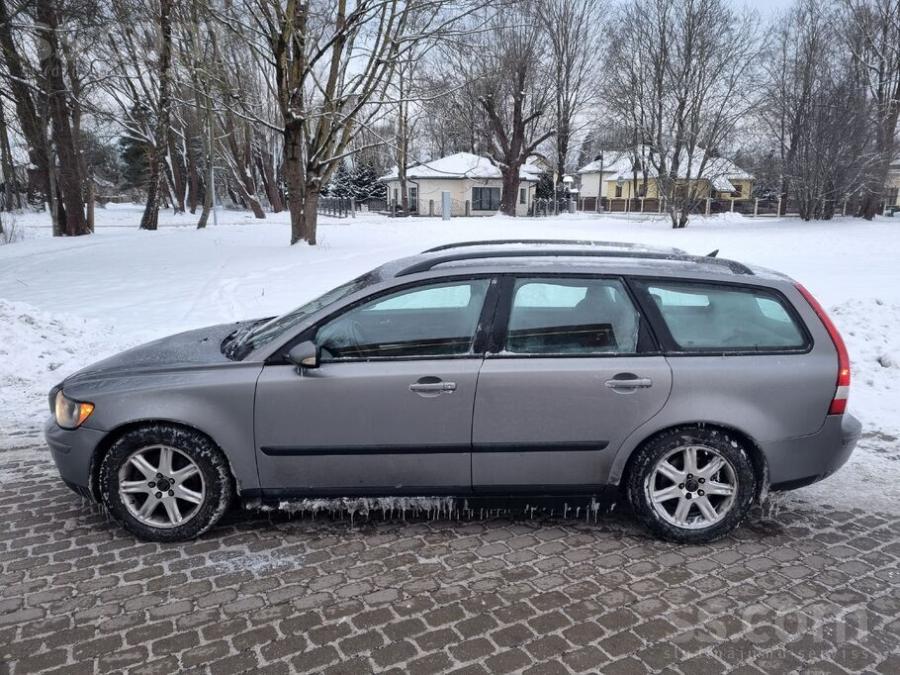 Pelēks Volvo V50 2004 Rīga, ar dzinēja tilpumu 2.40 L un nobraukumu 264 tūkst. km par 800 €, foto 1 vietnē AUTOMOTO.COM.LV