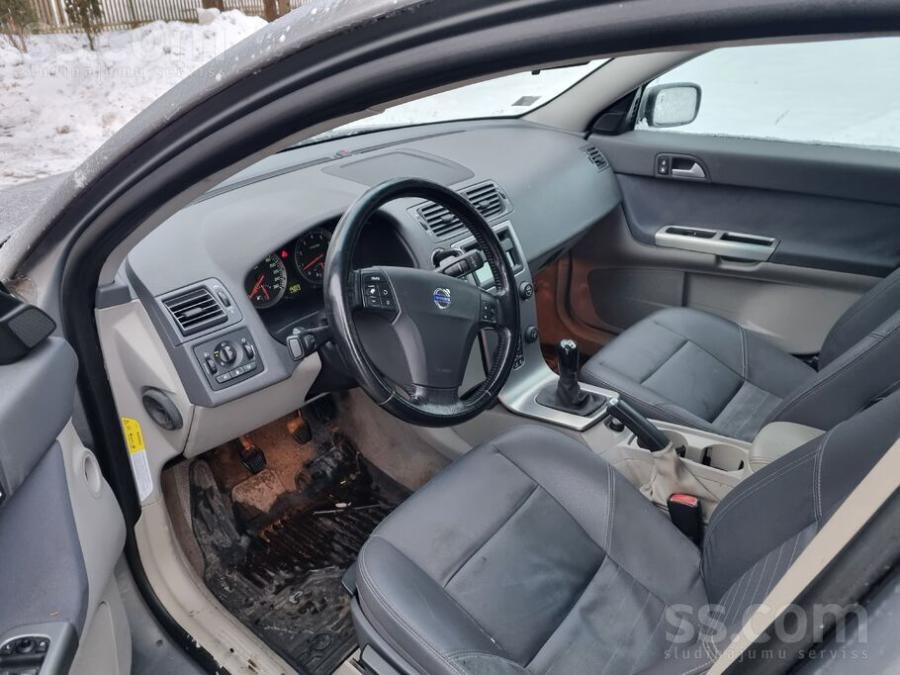 Pelēks Volvo V50 2004 Rīga, ar dzinēja tilpumu 2.40 L un nobraukumu 264 tūkst. km par 800 €, foto 8 vietnē AUTOMOTO.COM.LV