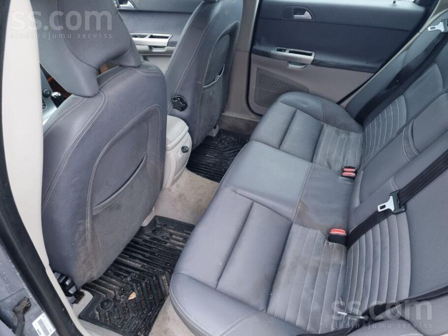 Pelēks Volvo V50 2004 Rīga, ar dzinēja tilpumu 2.40 L un nobraukumu 264 tūkst. km par 800 €, foto 9 vietnē AUTOMOTO.COM.LV