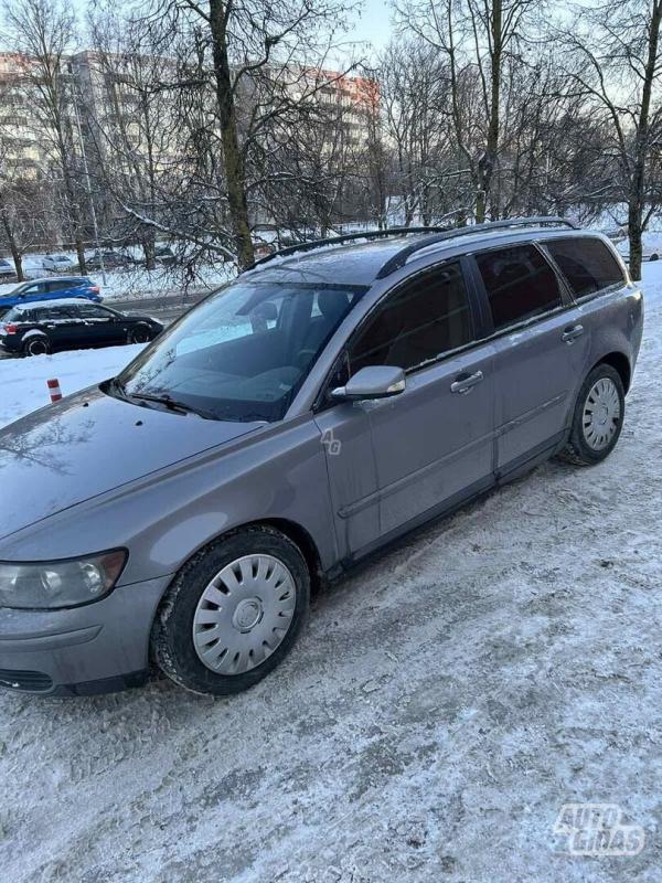 Grey Volvo V50 2004 in Vilnius, with an engine capacity of 2.40 L and mileage of 345 thousand km for 750 €, photo 1 on AUTOMOTO.COM.LV