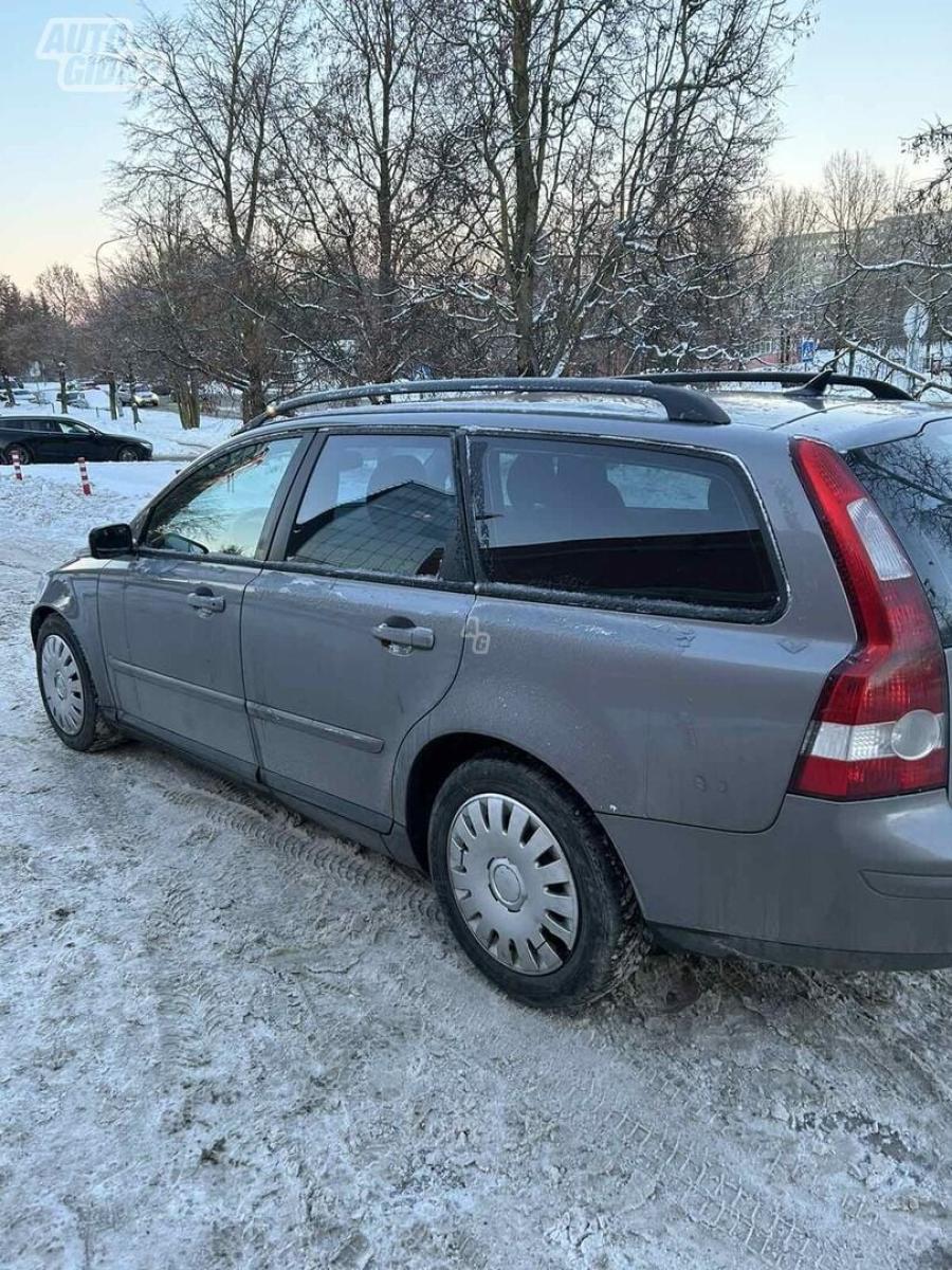 Серый Вольво В50 2004 в Вильнюс, объемом двигателя 2.40 л и пробегом 35 тыс. км за 650 €, фото 1 на AUTOMOTO.COM.LV