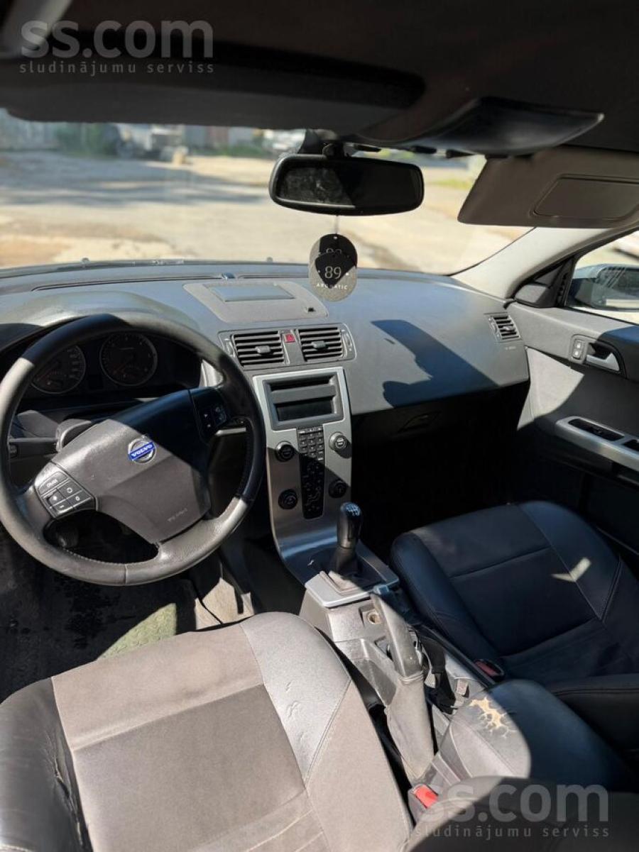 Grey Volvo V50 2004 in Riga, with an engine capacity of 2.00 L and mileage of 410 thousand km for 750 €, photo 5 on AUTOMOTO.COM.LV