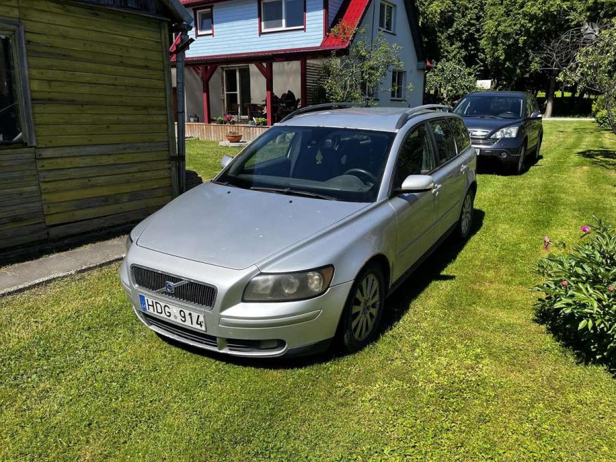 Grey Volvo V50 2004 in Kretinga, with an engine capacity of 2.00 L and mileage of 490 thousand km for 600 €, photo 1 on AUTOMOTO.COM.LV