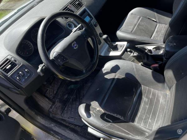 Grey Volvo V50 2004 in Kretinga, with an engine capacity of 2.00 L and mileage of 490 thousand km for 600 €, photo 2 on AUTOMOTO.COM.LV