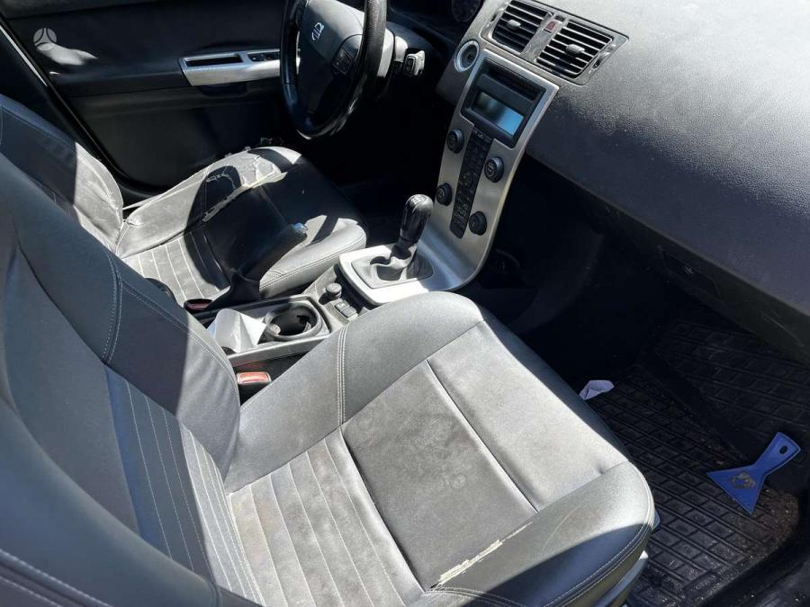 Grey Volvo V50 2004 in Kretinga, with an engine capacity of 2.00 L and mileage of 490 thousand km for 600 €, photo 4 on AUTOMOTO.COM.LV