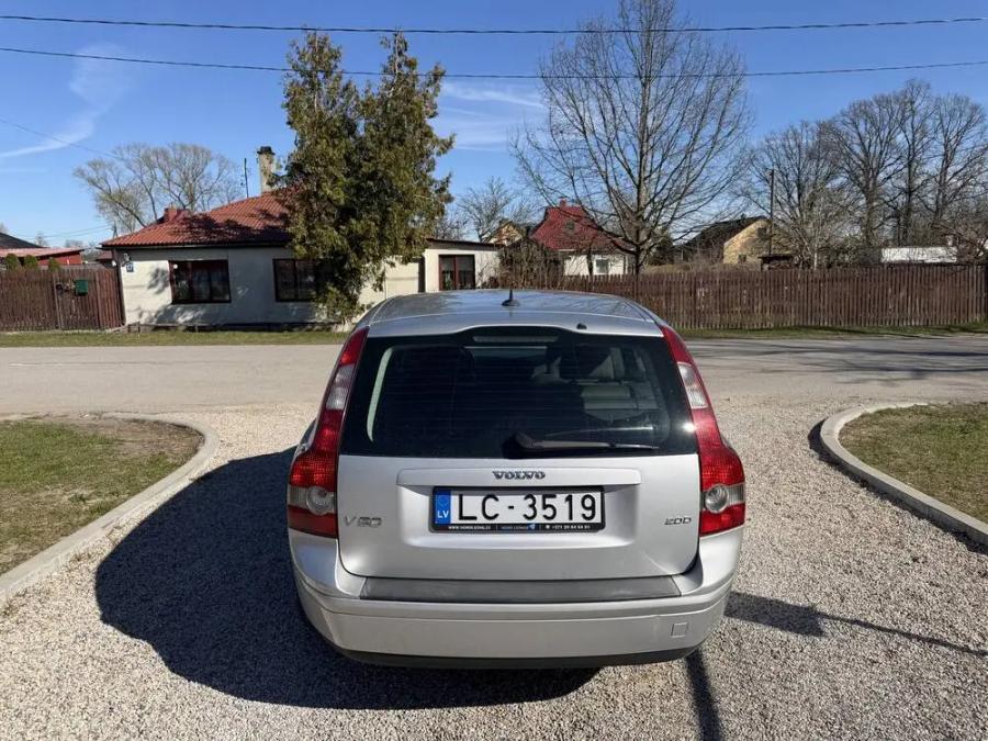 Grey Volvo V50 2004 in Ventspils, with an engine capacity of 2.00 L and mileage of 302 thousand km for 1590 €, photo 6 on AUTOMOTO.COM.LV