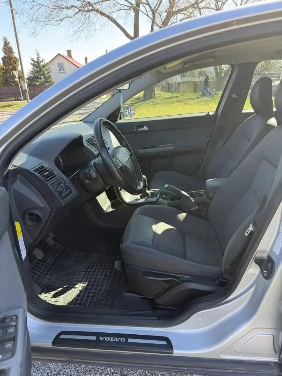 Grey Volvo V50 2004 in Ventspils, with an engine capacity of 2.00 L and mileage of 302 thousand km for 1590 €, photo 11 on AUTOMOTO.COM.LV
