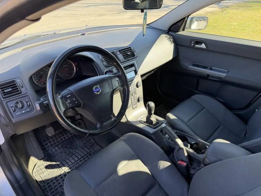 Grey Volvo V50 2004 in Ventspils, with an engine capacity of 2.00 L and mileage of 302 thousand km for 1590 €, photo 12 on AUTOMOTO.COM.LV