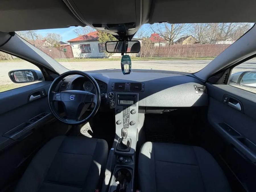 Grey Volvo V50 2004 in Ventspils, with an engine capacity of 2.00 L and mileage of 302 thousand km for 1590 €, photo 15 on AUTOMOTO.COM.LV