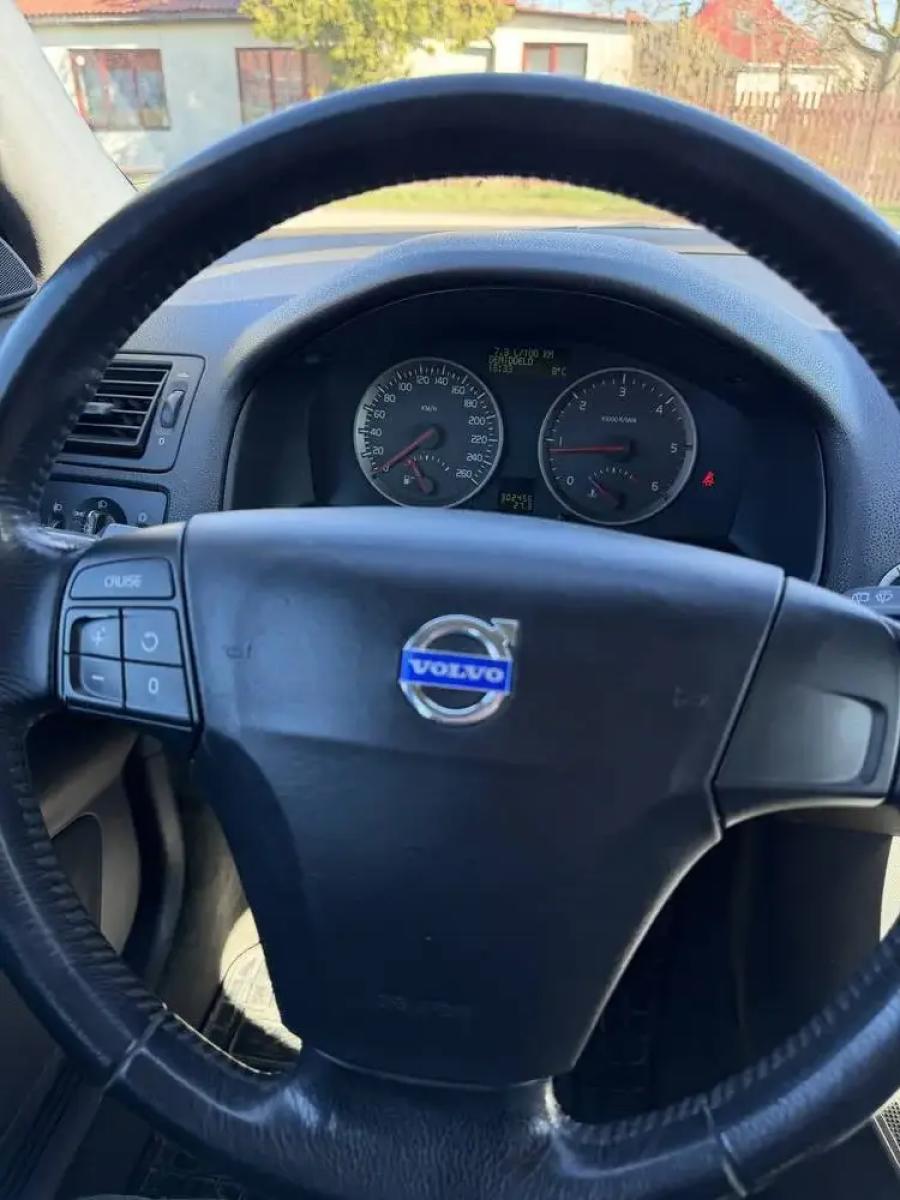 Grey Volvo V50 2004 in Ventspils, with an engine capacity of 2.00 L and mileage of 302 thousand km for 1590 €, photo 18 on AUTOMOTO.COM.LV