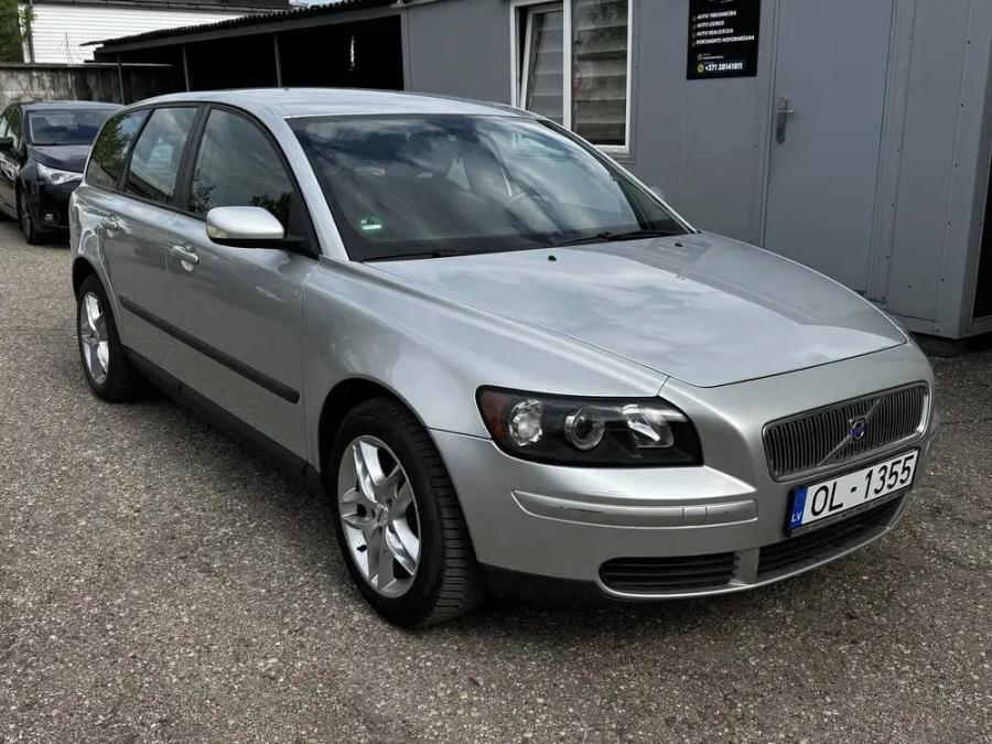 Grey Volvo V50 2004 in Daugavpils, with an engine capacity of 2.00 L and mileage of 312 thousand km for 2550 €, photo 1 on AUTOMOTO.COM.LV