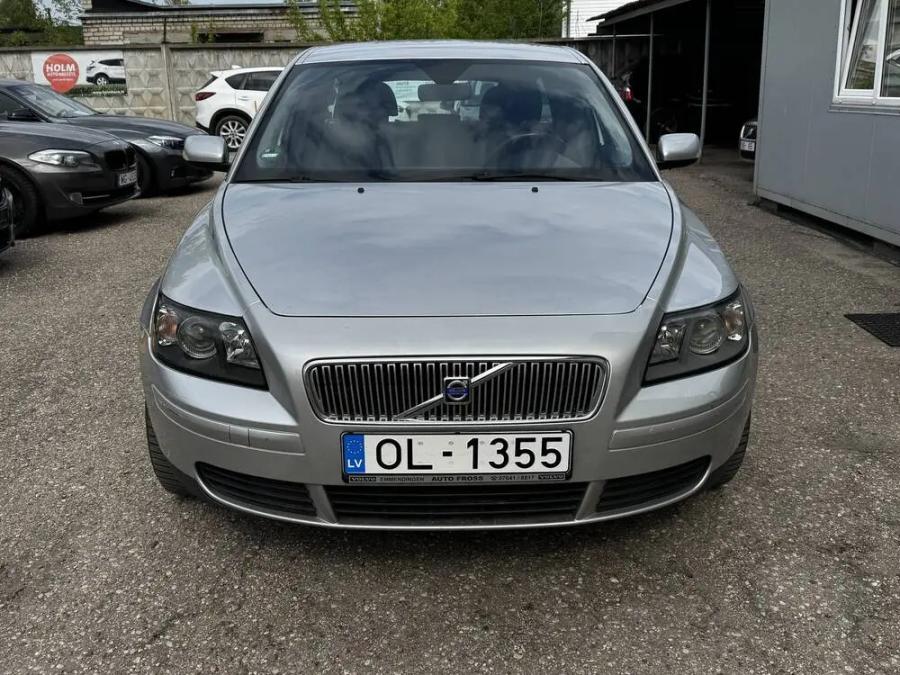 Grey Volvo V50 2004 in Daugavpils, with an engine capacity of 2.00 L and mileage of 312 thousand km for 2550 €, photo 3 on AUTOMOTO.COM.LV