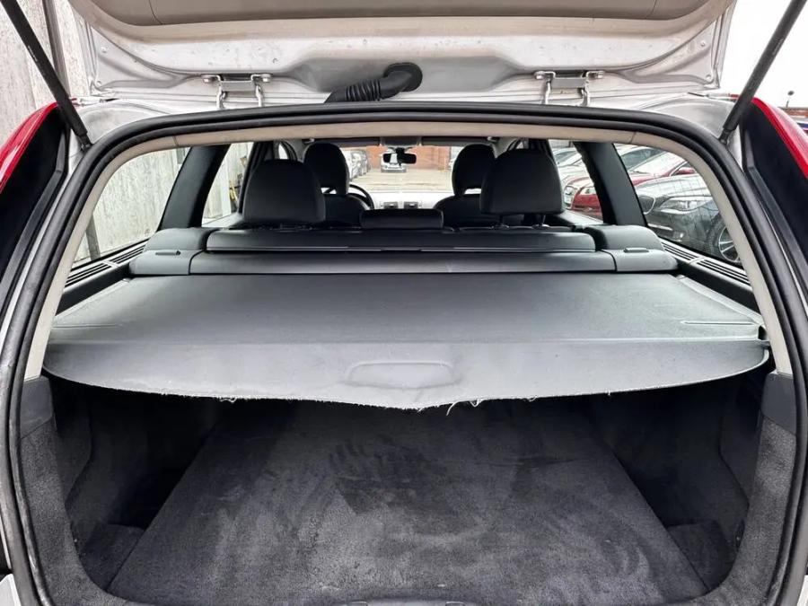 Grey Volvo V50 2004 in Daugavpils, with an engine capacity of 2.00 L and mileage of 312 thousand km for 2550 €, photo 13 on AUTOMOTO.COM.LV