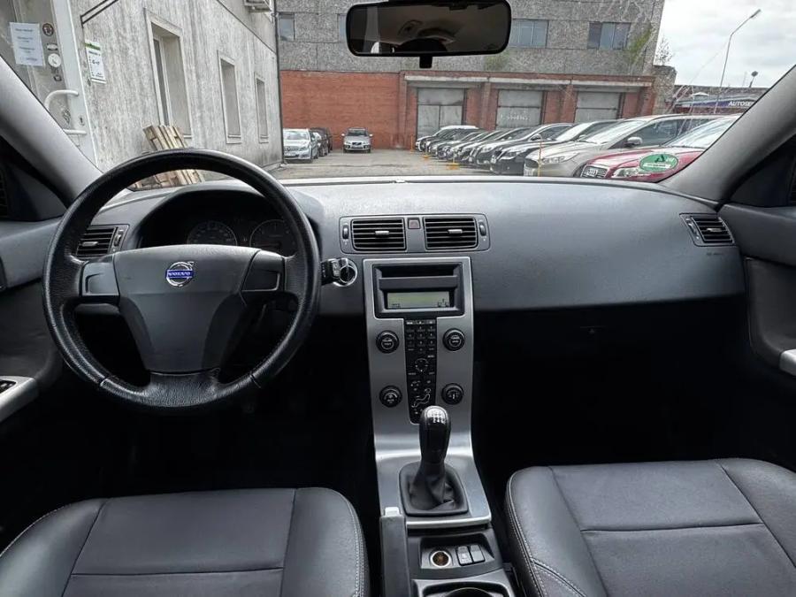 Grey Volvo V50 2004 in Daugavpils, with an engine capacity of 2.00 L and mileage of 312 thousand km for 2550 €, photo 14 on AUTOMOTO.COM.LV