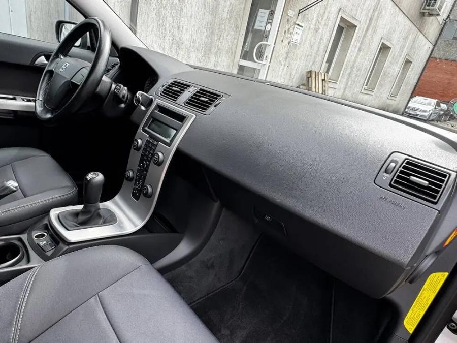 Grey Volvo V50 2004 in Daugavpils, with an engine capacity of 2.00 L and mileage of 312 thousand km for 2550 €, photo 15 on AUTOMOTO.COM.LV