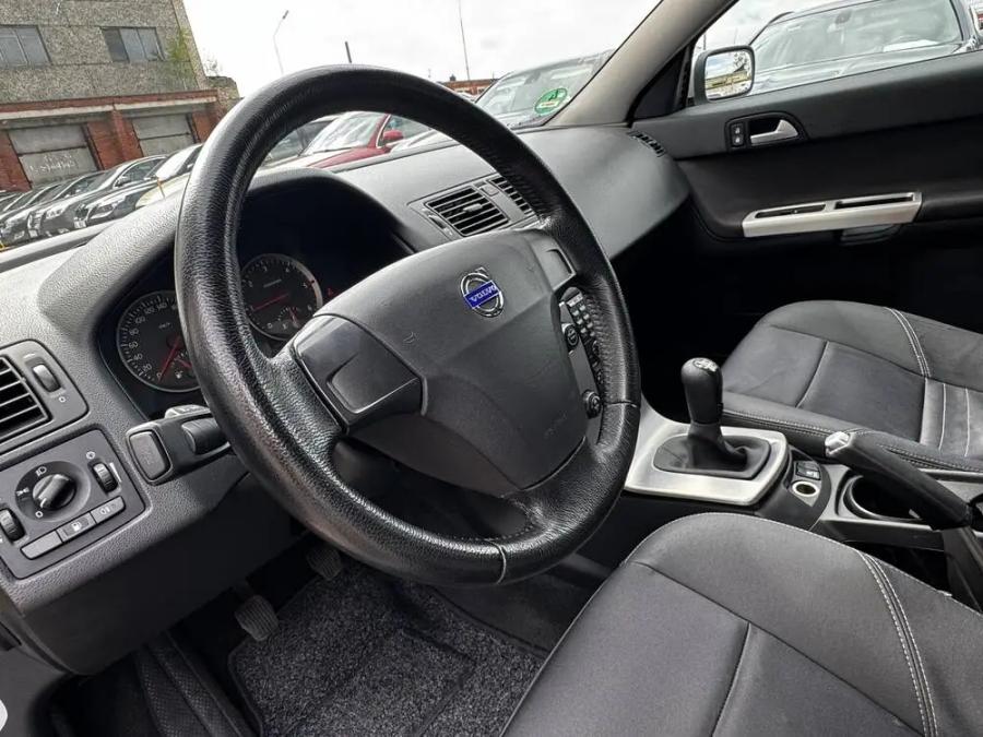 Grey Volvo V50 2004 in Daugavpils, with an engine capacity of 2.00 L and mileage of 312 thousand km for 2550 €, photo 16 on AUTOMOTO.COM.LV