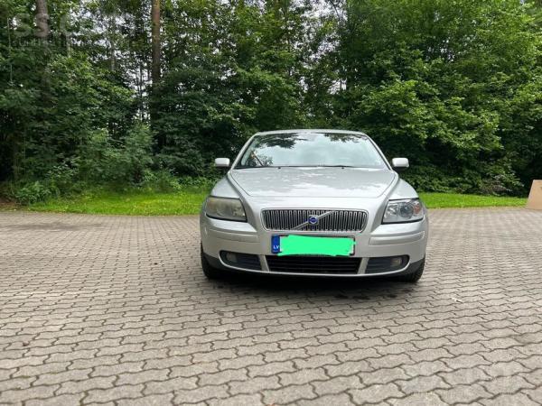 Pelēks Volvo V50 2004 Cēsis, ar dzinēja tilpumu 2.40 L un nobraukumu 338 tūkst. km par 1500 €, foto 1 vietnē AUTOMOTO.COM.LV
