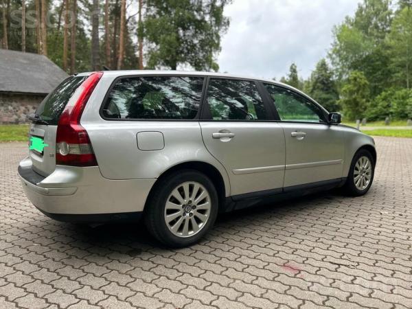 Pelēks Volvo V50 2004 Cēsis, ar dzinēja tilpumu 2.40 L un nobraukumu 338 tūkst. km par 1500 €, foto 4 vietnē AUTOMOTO.COM.LV