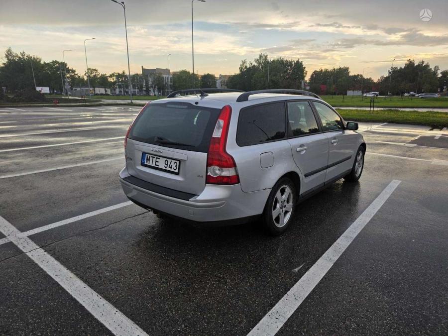 Pelēks Volvo V50 2004 Kauņa, ar dzinēja tilpumu 2.44 L un nobraukumu 305 tūkst. km par 1100 €, foto 4 vietnē AUTOMOTO.COM.LV