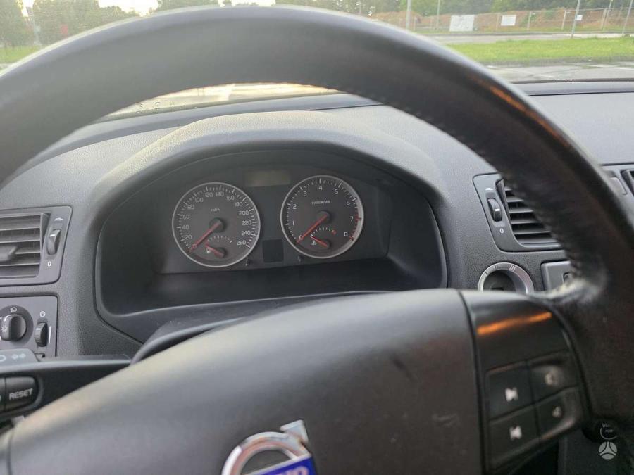 Pelēks Volvo V50 2004 Kauņa, ar dzinēja tilpumu 2.44 L un nobraukumu 305 tūkst. km par 1100 €, foto 8 vietnē AUTOMOTO.COM.LV