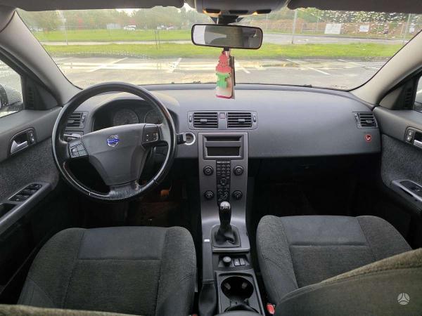 Pelēks Volvo V50 2004 Kauņa, ar dzinēja tilpumu 2.44 L un nobraukumu 305 tūkst. km par 1100 €, foto 9 vietnē AUTOMOTO.COM.LV