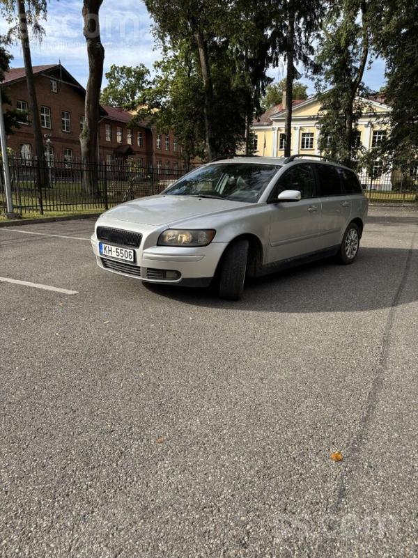 Grey Volvo V50 2004 in Valmiera, with an engine capacity of 2.00 L and mileage of 313 thousand km for 1200 €, photo 3 on AUTOMOTO.COM.LV