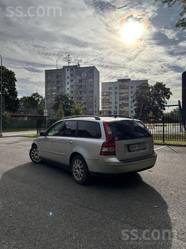 Grey Volvo V50 2004 in Valmiera, with an engine capacity of 2.00 L and mileage of 313 thousand km for 1200 €, photo 4 on AUTOMOTO.COM.LV