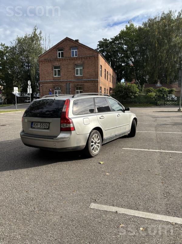 Grey Volvo V50 2004 in Valmiera, with an engine capacity of 2.00 L and mileage of 313 thousand km for 1200 €, photo 5 on AUTOMOTO.COM.LV