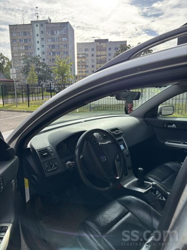 Grey Volvo V50 2004 in Valmiera, with an engine capacity of 2.00 L and mileage of 313 thousand km for 1200 €, photo 6 on AUTOMOTO.COM.LV