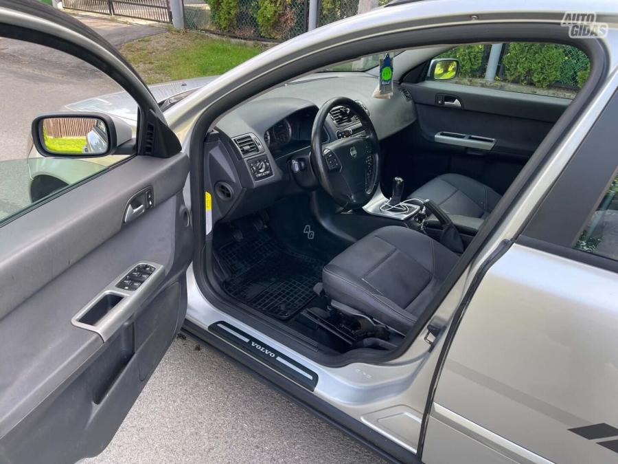 Grey Volvo V50 2004 in Siauliai, with an engine capacity of 2.00 L and mileage of 470 thousand km for 1400 €, photo 9 on AUTOMOTO.COM.LV