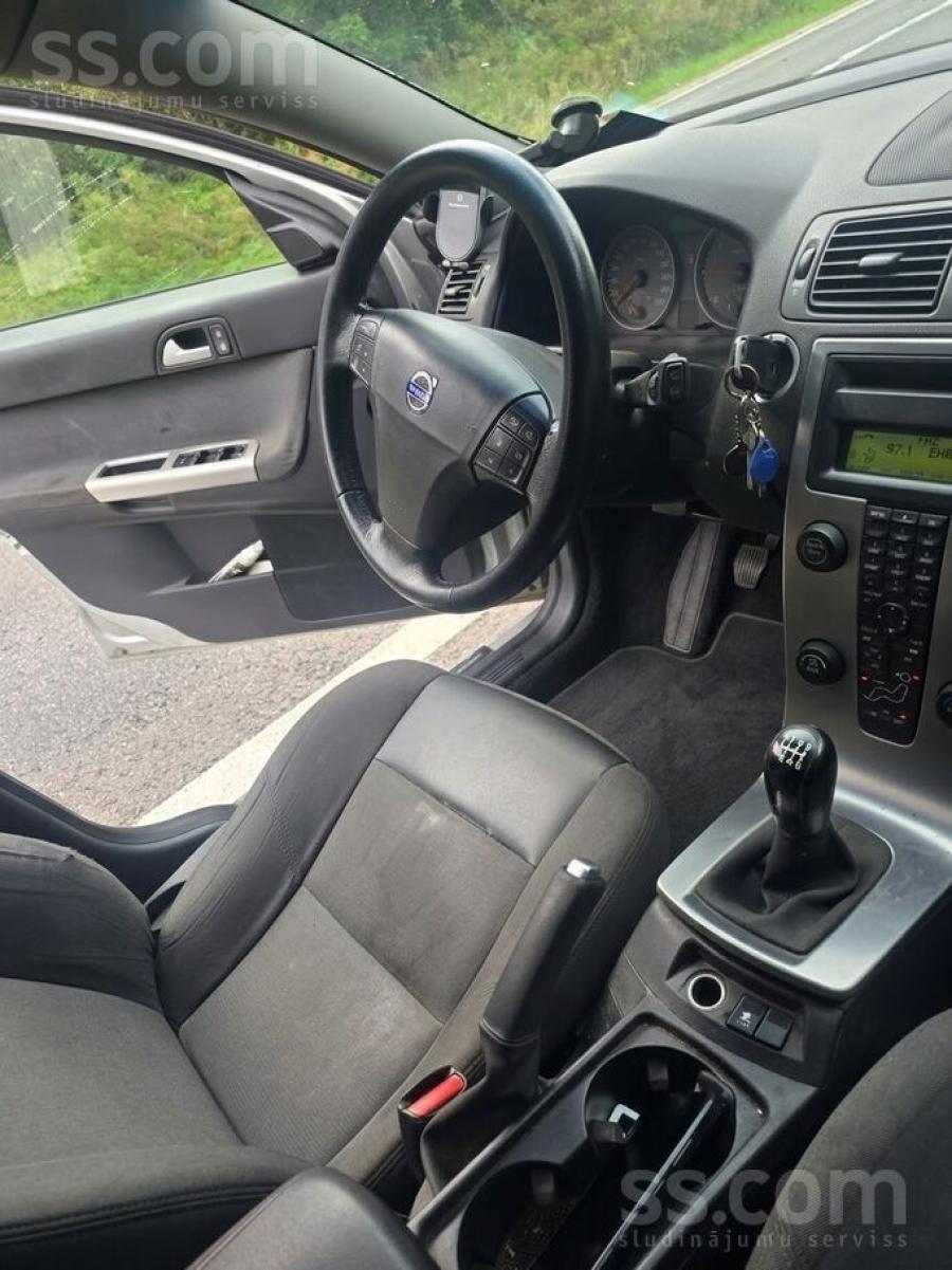 Grey Volvo V50 2004 in Rezekne, with an engine capacity of 2.00 L and mileage of 502 thousand km for 1250 €, photo 8 on AUTOMOTO.COM.LV