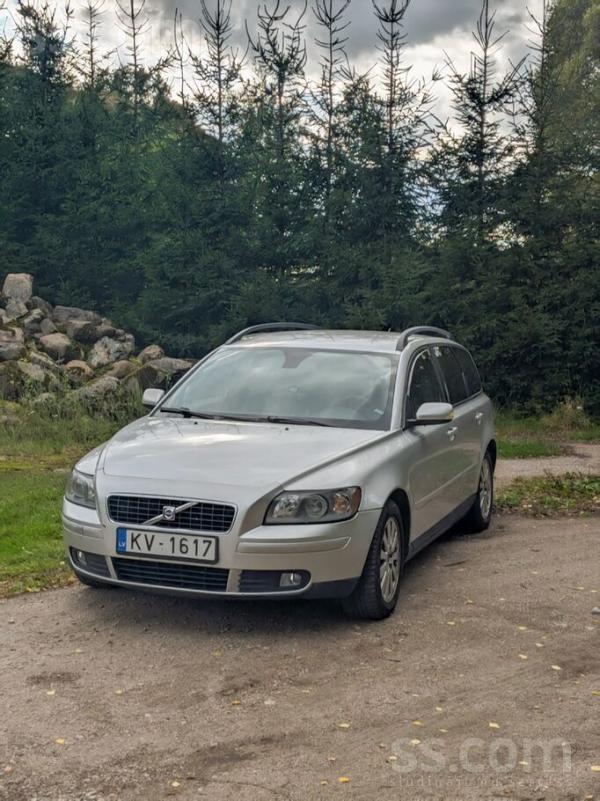 Volvo V50 2004 in Saldus on AUTOMOTO.COM.LV Grey Volvo V50 2004 in Saldus, with an engine capacity of 2.40 L and mileage of 406 thousand km for 2900 €, photo 1 on AUTOMOTO.COM.LV