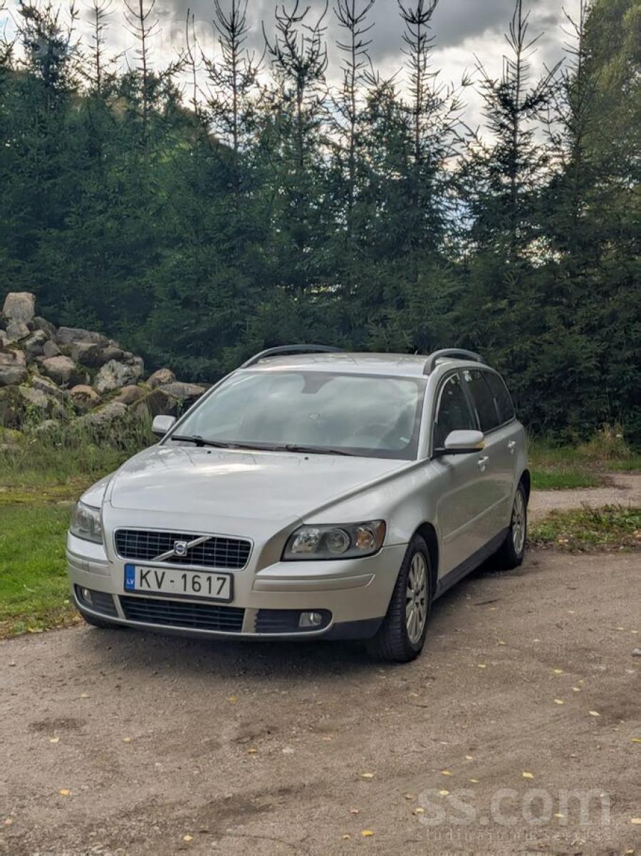 Grey Volvo V50 2004 in Saldus, with an engine capacity of 2.40 L and mileage of 406 thousand km for 2900 €, photo 1 on AUTOMOTO.COM.LV