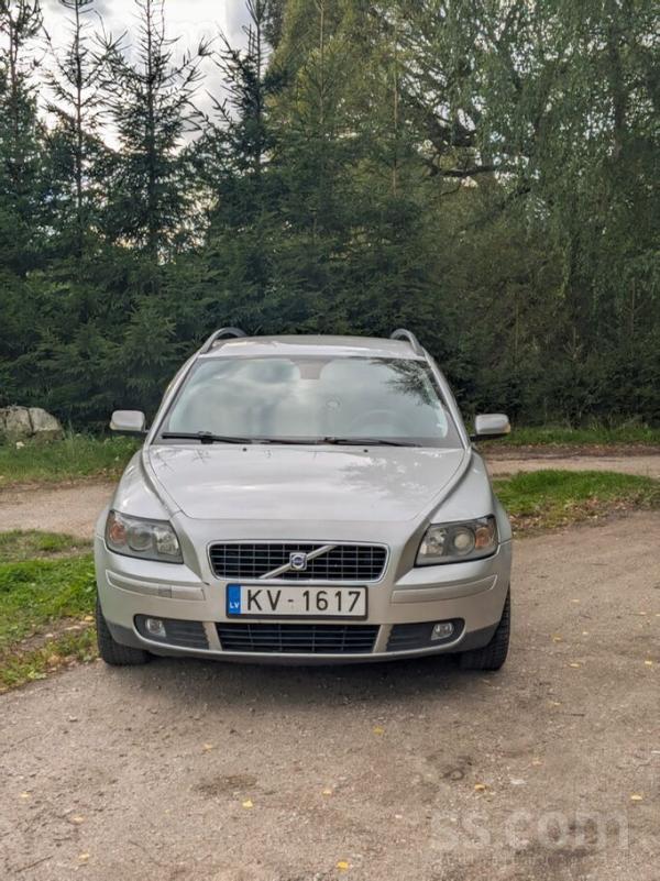 Volvo V50 2004 in Saldus on AUTOMOTO.COM.LV Grey Volvo V50 2004 in Saldus, with an engine capacity of 2.40 L and mileage of 406 thousand km for 2900 €, photo 3 on AUTOMOTO.COM.LV