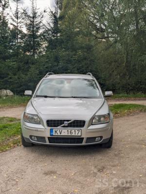 Grey Volvo V50 2004 in Saldus, with an engine capacity of 2.40 L and mileage of 406 thousand km for 2900 €, photo 3 on AUTOMOTO.COM.LV