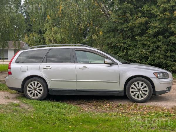 Volvo V50 2004 in Saldus on AUTOMOTO.COM.LV Grey Volvo V50 2004 in Saldus, with an engine capacity of 2.40 L and mileage of 406 thousand km for 2900 €, photo 4 on AUTOMOTO.COM.LV