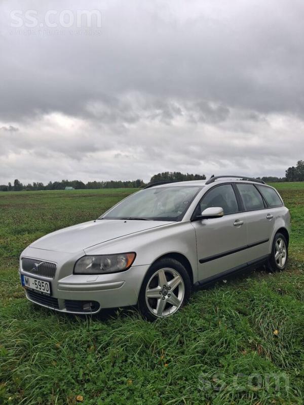 Pelēks Volvo V50 2004 Jēkabpils, ar dzinēja tilpumu 2.00 L un nobraukumu 301 tūkst. km par 1350 €, foto 1 vietnē AUTOMOTO.COM.LV