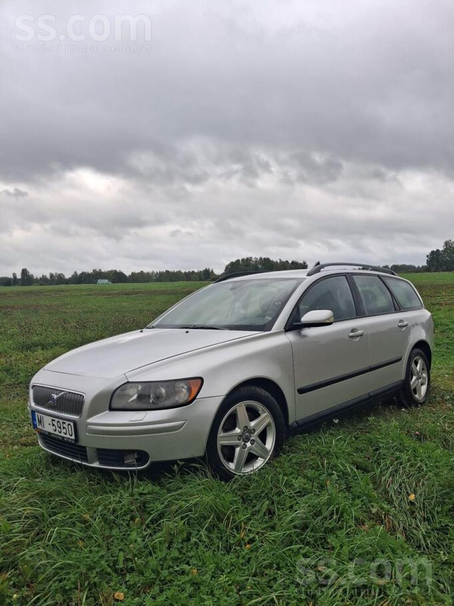 Pelēks Volvo V50 2004 Jēkabpils, ar dzinēja tilpumu 2.00 L un nobraukumu 301 tūkst. km par 1350 €, foto 1 vietnē AUTOMOTO.COM.LV