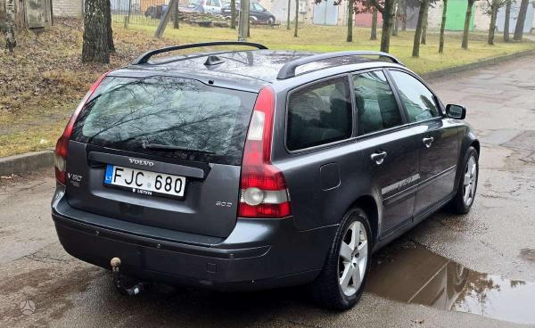 Grey Volvo V50 2005 in Radviliskis, with an engine capacity of 2.00 L and mileage of 374 thousand km for 1350 €, photo 4 on AUTOMOTO.COM.LV