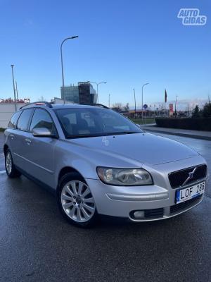 Pelēks Volvo V50 2005 Alīta, ar dzinēja tilpumu 2.00 L un nobraukumu 350 tūkst. km par 1700 €, foto  vietnē AUTOMOTO.COM.LV