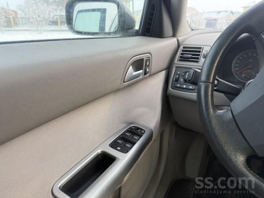 Pelēks Volvo V50 2005 Bauska, ar dzinēja tilpumu 2.00 L un nobraukumu 328 tūkst. km par 1490 €, foto 9 vietnē AUTOMOTO.COM.LV