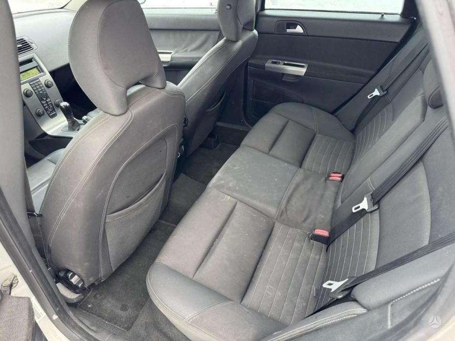 Pelēks Volvo V50 2005 Viļņa, ar dzinēja tilpumu 1.56 L un nobraukumu 376 tūkst. km par 890 €, foto 16 vietnē AUTOMOTO.COM.LV