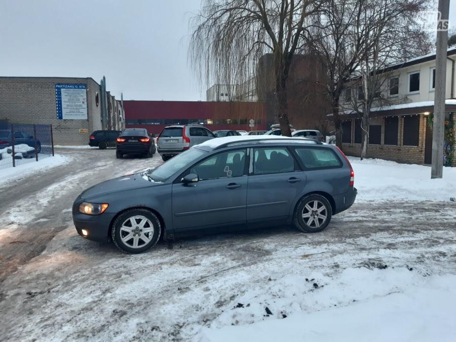 Grey Volvo V50 2005 in Kaunas, with an engine capacity of 2.00 L and mileage of 300 thousand km for 750 €, photo 1 on AUTOMOTO.COM.LV